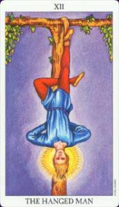 Le Pendu du Tarot : TOUTES les significations de la Carte - Le-Chariot